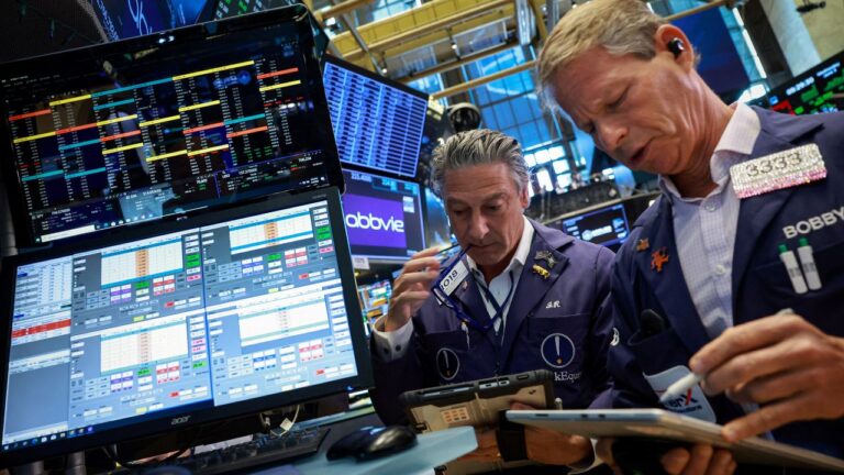 Wall Street Ends Sharply Lower as Chips Slide, Jobs Data Fuels Rate ...
